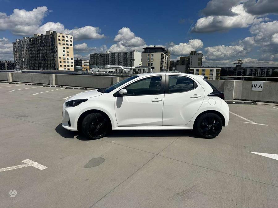 White Toyota Yaris 2025 in Vilnius, with an engine capacity of 1.49 L and mileage of 19 thousand km for 20500 €, photo 5 on AUTOMOTO.COM.LV