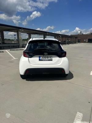 White Toyota Yaris 2025 in Vilnius, with an engine capacity of 1.49 L and mileage of 19 thousand km for 20500 €, photo 6 on AUTOMOTO.COM.LV