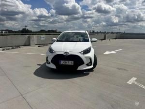 White Toyota Yaris 2025 in Vilnius, with an engine capacity of 1.49 L and mileage of 19 thousand km for 20500 €, photo 7 on AUTOMOTO.COM.LV