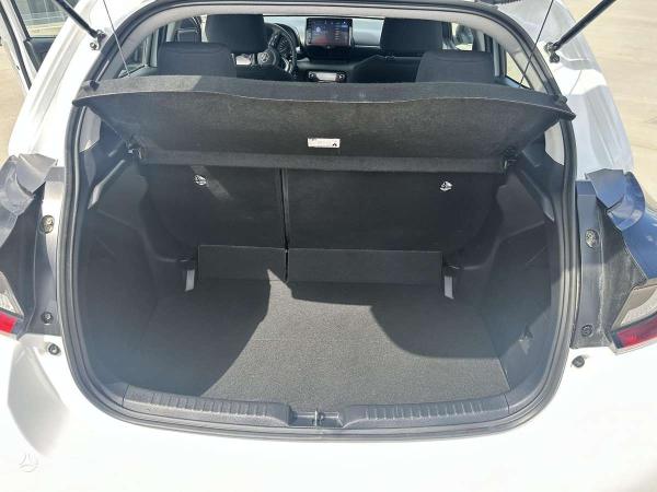 Balts Toyota Yaris 2025 Viļņa, ar dzinēja tilpumu 1.49 L un nobraukumu 19 tūkst. km par 20500 €, foto 10 vietnē AUTOMOTO.COM.LV