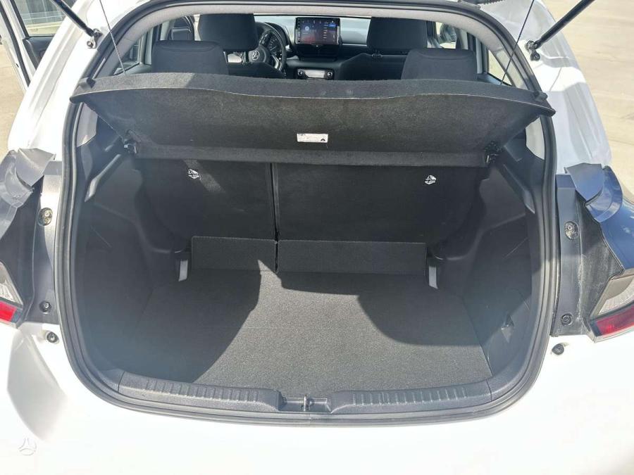 White Toyota Yaris 2025 in Vilnius, with an engine capacity of 1.49 L and mileage of 19 thousand km for 20500 €, photo 11 on AUTOMOTO.COM.LV