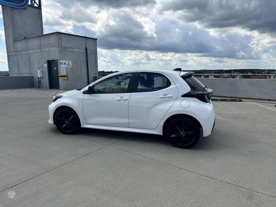 White Toyota Yaris 2025 in Vilnius, with an engine capacity of 1.49 L and mileage of 19 thousand km for 20500 €, photo 12 on AUTOMOTO.COM.LV