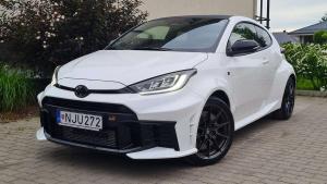 Balts Toyota Yaris 2025 Viļņa, ar dzinēja tilpumu 1.62 L un nobraukumu 7 tūkst. km par 42000 €, foto  vietnē AUTOMOTO.COM.LV