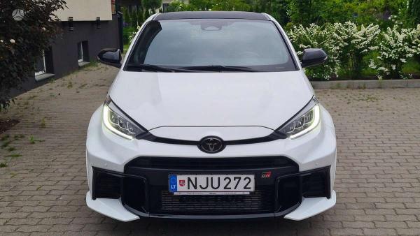 White Toyota Yaris 2025 in Vilnius, with an engine capacity of 1.62 L and mileage of 7 thousand km for 42000 €, photo 2 on AUTOMOTO.COM.LV