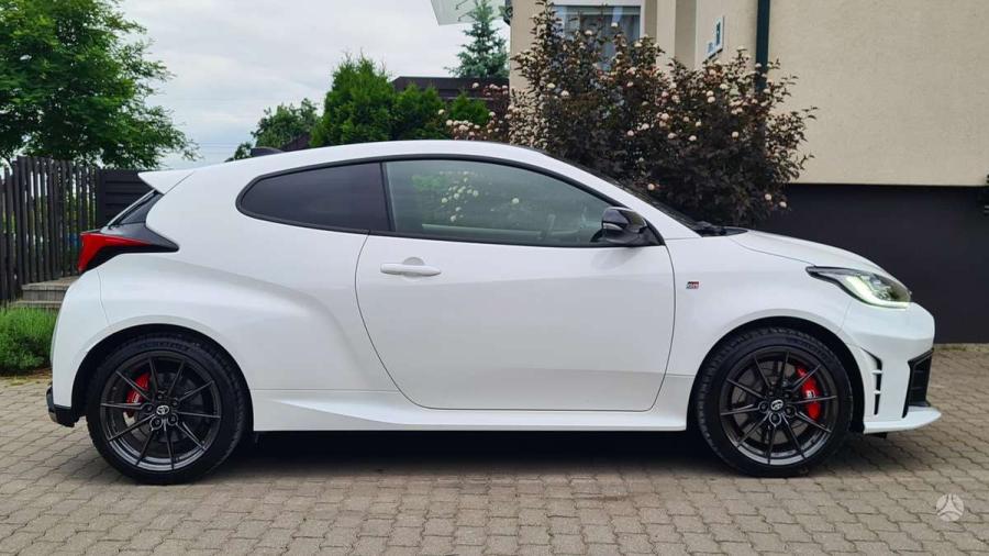 Balts Toyota Yaris 2025 Viļņa, ar dzinēja tilpumu 1.62 L un nobraukumu 7 tūkst. km par 42000 €, foto 6 vietnē AUTOMOTO.COM.LV