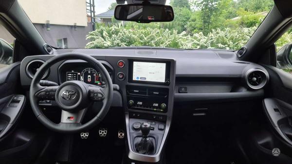 White Toyota Yaris 2025 in Vilnius, with an engine capacity of 1.62 L and mileage of 7 thousand km for 42000 €, photo 10 on AUTOMOTO.COM.LV