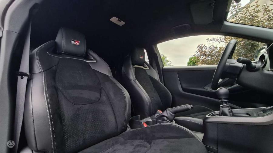 Balts Toyota Yaris 2025 Viļņa, ar dzinēja tilpumu 1.62 L un nobraukumu 7 tūkst. km par 42000 €, foto 15 vietnē AUTOMOTO.COM.LV