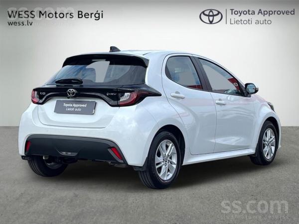 White Toyota Yaris 2025 in Riga, with an engine capacity of 1.50 L and mileage of 8 thousand km for 21490 €, photo 2 on AUTOMOTO.COM.LV