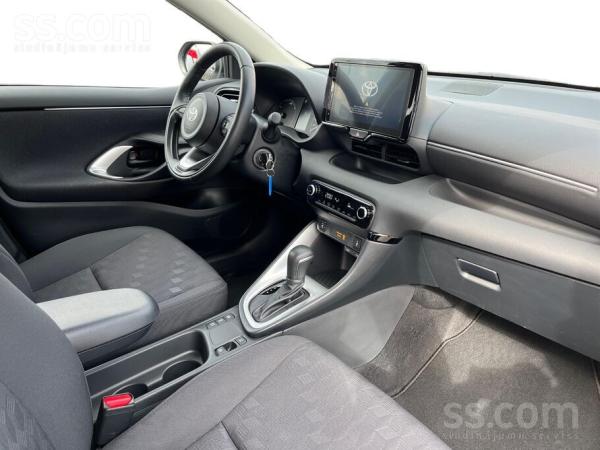 White Toyota Yaris 2025 in Riga, with an engine capacity of 1.50 L and mileage of 8 thousand km for 21490 €, photo 6 on AUTOMOTO.COM.LV