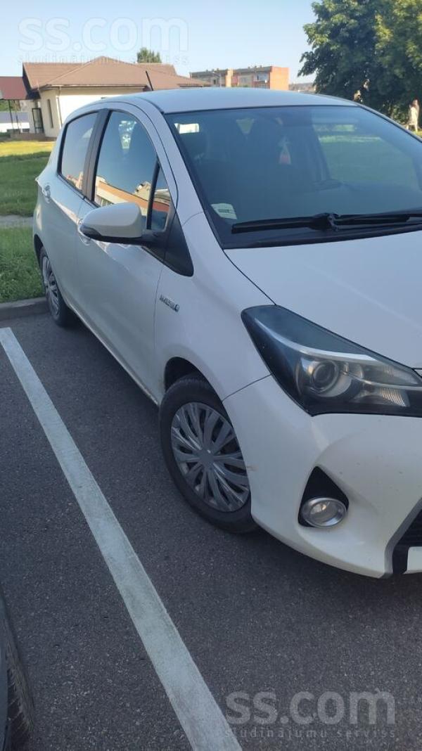 White Toyota Yaris 2015 in Daugavpils, with an engine capacity of 1.50 L and mileage of 234 thousand km for 6900 €, photo 3 on AUTOMOTO.COM.LV