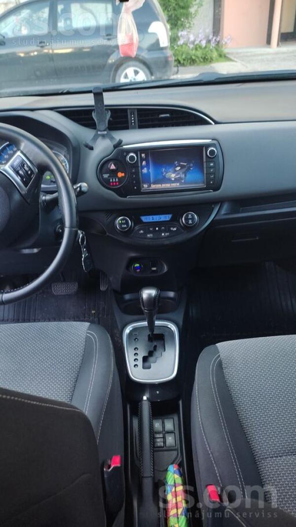 White Toyota Yaris 2015 in Daugavpils, with an engine capacity of 1.50 L and mileage of 234 thousand km for 6900 €, photo 5 on AUTOMOTO.COM.LV