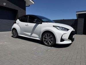 Balts Toyota Yaris 2024 Klaipėda, ar dzinēja tilpumu 1.50 L un nobraukumu 22 tūkst. km par 21200 €, foto  vietnē AUTOMOTO.COM.LV