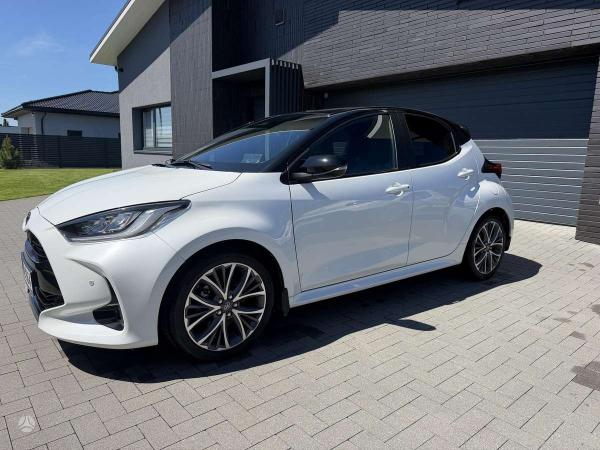 Balts Toyota Yaris 2024 Klaipėda, ar dzinēja tilpumu 1.50 L un nobraukumu 22 tūkst. km par 21200 €, foto 3 vietnē AUTOMOTO.COM.LV