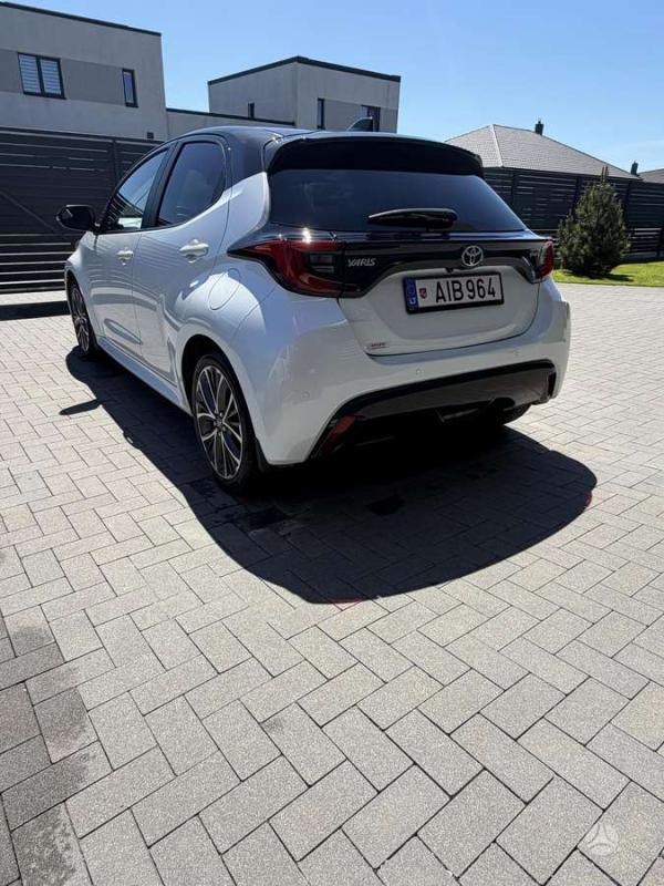 Balts Toyota Yaris 2024 Klaipėda, ar dzinēja tilpumu 1.50 L un nobraukumu 22 tūkst. km par 21200 €, foto 4 vietnē AUTOMOTO.COM.LV