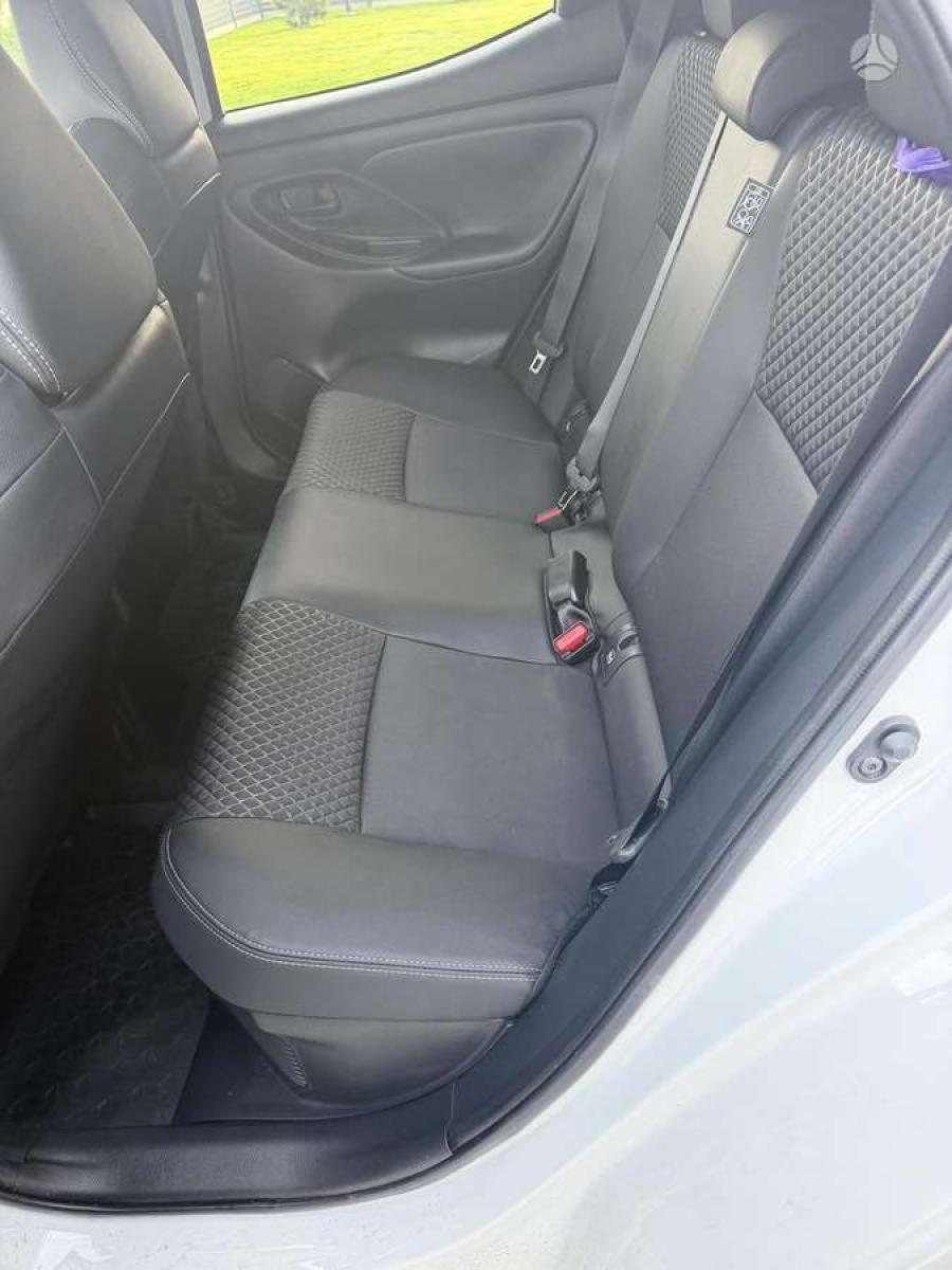 Balts Toyota Yaris 2024 Klaipėda, ar dzinēja tilpumu 1.50 L un nobraukumu 22 tūkst. km par 21200 €, foto 11 vietnē AUTOMOTO.COM.LV