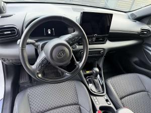 Balts Toyota Yaris 2024 Klaipėda, ar dzinēja tilpumu 1.50 L un nobraukumu 22 tūkst. km par 21200 €, foto 13 vietnē AUTOMOTO.COM.LV