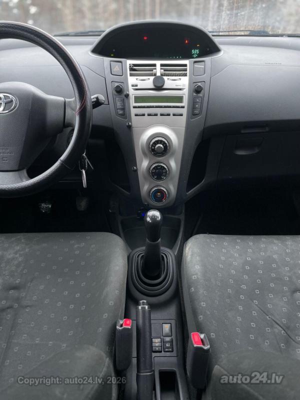 Balts Toyota Yaris 2007 Tallina, ar dzinēja tilpumu 1.40 L un nobraukumu 332 tūkst. km par 1600 €, foto 8 vietnē AUTOMOTO.COM.LV