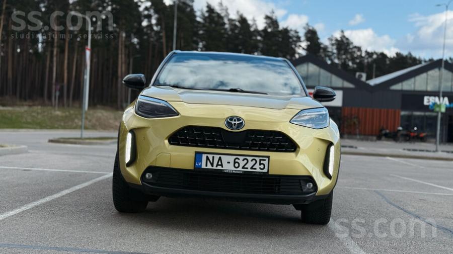 Yellow Toyota Yaris 2021 in Riga, with an engine capacity of 1.50 L and mileage of 90 thousand km for 21300 €, photo 1 on AUTOMOTO.COM.LV
