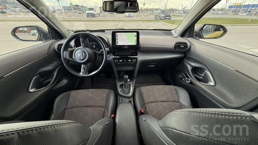 Yellow Toyota Yaris 2021 in Riga, with an engine capacity of 1.50 L and mileage of 90 thousand km for 21300 €, photo 3 on AUTOMOTO.COM.LV