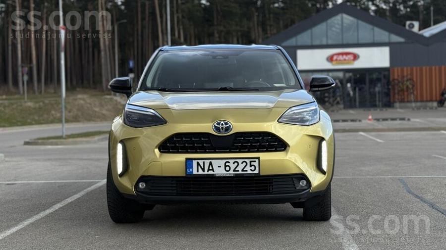 Yellow Toyota Yaris 2021 in Riga, with an engine capacity of 1.50 L and mileage of 90 thousand km for 21300 €, photo 5 on AUTOMOTO.COM.LV