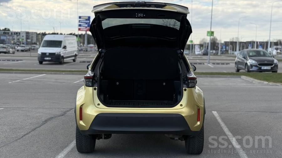 Yellow Toyota Yaris 2021 in Riga, with an engine capacity of 1.50 L and mileage of 90 thousand km for 21300 €, photo 12 on AUTOMOTO.COM.LV