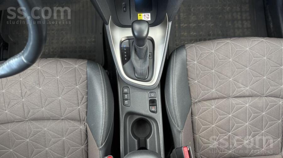 Yellow Toyota Yaris 2021 in Riga, with an engine capacity of 1.50 L and mileage of 90 thousand km for 21300 €, photo 15 on AUTOMOTO.COM.LV