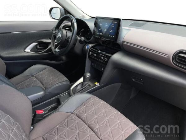 Yellow Toyota Yaris 2022 in Riga, with an engine capacity of 1.50 L and mileage of 34 thousand km for 24990 €, photo 6 on AUTOMOTO.COM.LV
