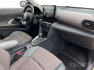 Yellow Toyota Yaris 2022 in Riga, with an engine capacity of 1.50 L and mileage of 65 thousand km for 23590 €, photo 7 on AUTOMOTO.COM.LV