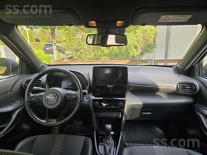 Yellow Toyota Yaris 2023 in Riga, with an engine capacity of 1.50 L and mileage of 60 thousand km for 24900 €, photo 7 on AUTOMOTO.COM.LV