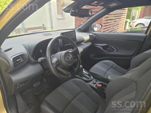 Yellow Toyota Yaris 2023 in Riga, with an engine capacity of 1.50 L and mileage of 60 thousand km for 24900 €, photo 10 on AUTOMOTO.COM.LV