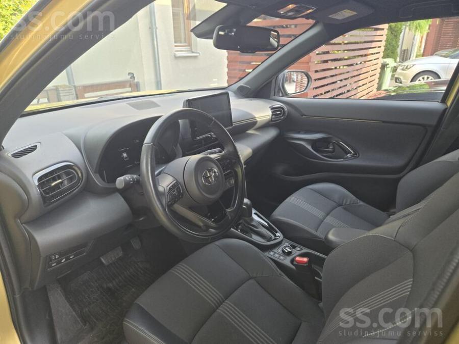 Yellow Toyota Yaris 2023 in Riga, with an engine capacity of 1.50 L and mileage of 60 thousand km for 24900 €, photo 10 on AUTOMOTO.COM.LV