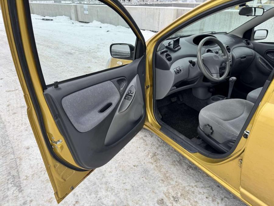 Dzeltens Toyota Yaris 2004 Viļņa, ar dzinēja tilpumu 1.30 L un nobraukumu 150 tūkst. km par 1950 €, foto 12 vietnē AUTOMOTO.COM.LV