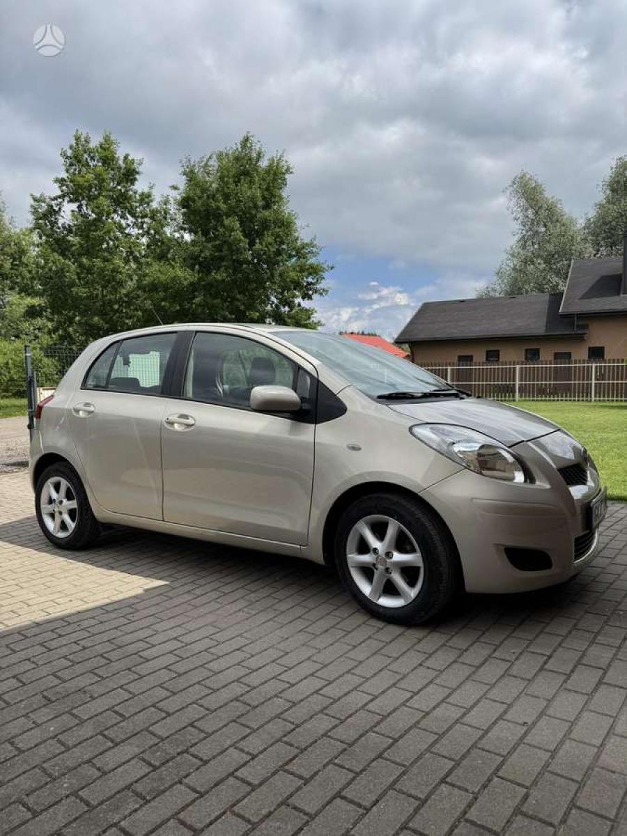 Yellow Toyota Yaris 2009 in Panevezys, with an engine capacity of 1.30 L and mileage of 33 thousand km for 2999 €, photo 3 on AUTOMOTO.COM.LV