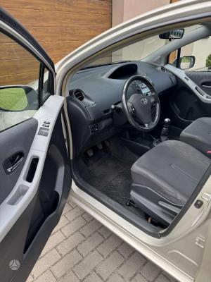 Yellow Toyota Yaris 2009 in Panevezys, with an engine capacity of 1.30 L and mileage of 33 thousand km for 2999 €, photo 7 on AUTOMOTO.COM.LV