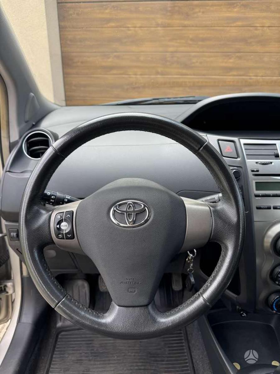 Yellow Toyota Yaris 2009 in Panevezys, with an engine capacity of 1.30 L and mileage of 33 thousand km for 2999 €, photo 9 on AUTOMOTO.COM.LV