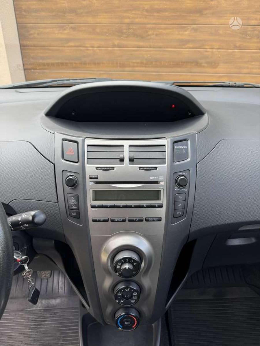 Yellow Toyota Yaris 2009 in Panevezys, with an engine capacity of 1.30 L and mileage of 33 thousand km for 2999 €, photo 10 on AUTOMOTO.COM.LV