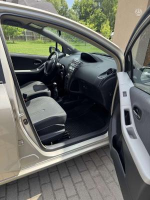 Yellow Toyota Yaris 2009 in Panevezys, with an engine capacity of 1.30 L and mileage of 33 thousand km for 2999 €, photo 13 on AUTOMOTO.COM.LV