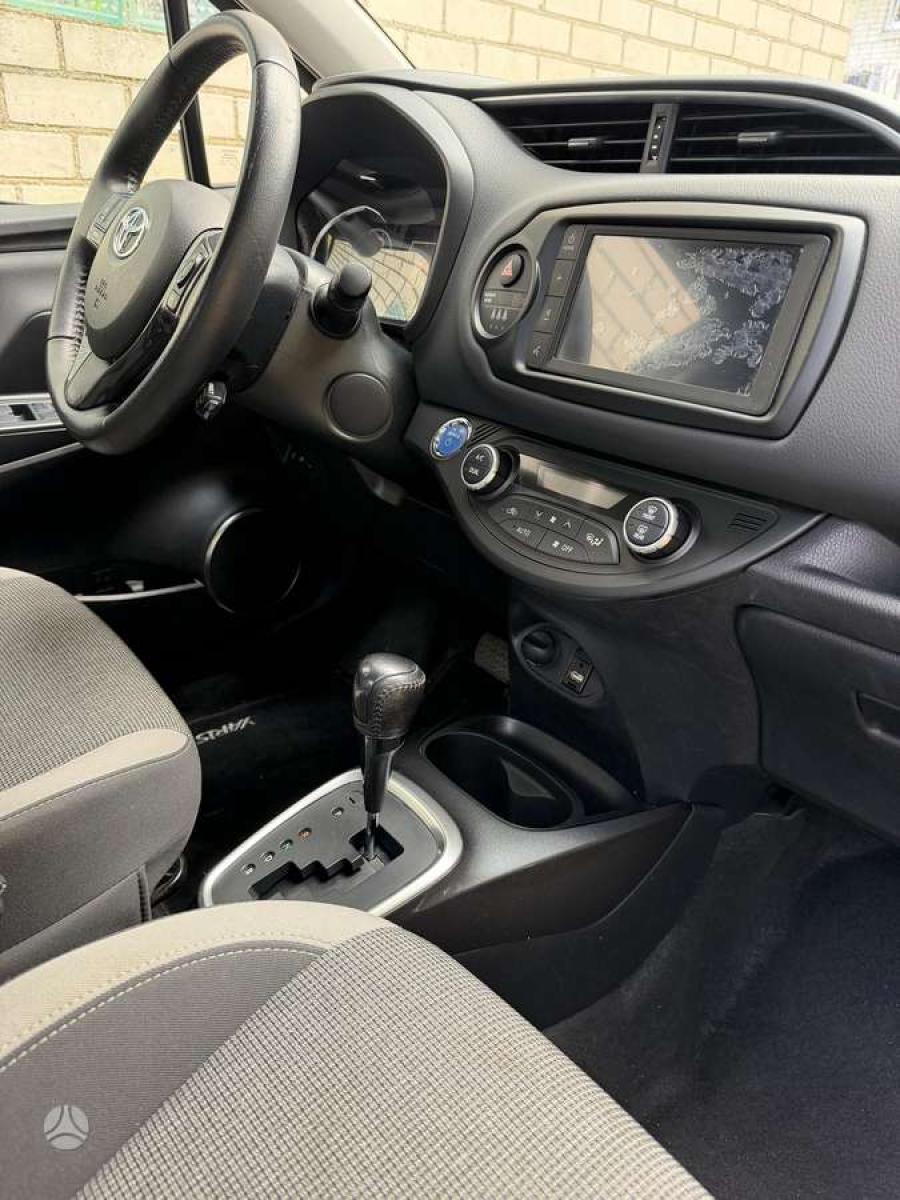 Yellow Toyota Yaris 2019 in Kaunas, with an engine capacity of 1.50 L and mileage of 121 thousand km for 6999 €, photo 16 on AUTOMOTO.COM.LV