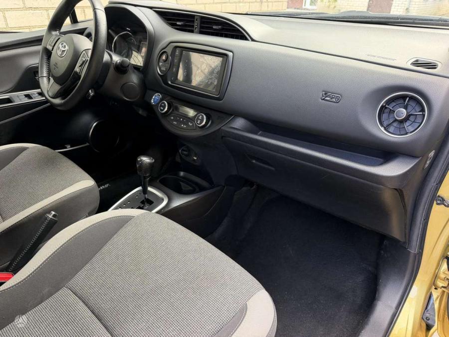 Yellow Toyota Yaris 2019 in Kaunas, with an engine capacity of 1.50 L and mileage of 121 thousand km for 6999 €, photo 17 on AUTOMOTO.COM.LV