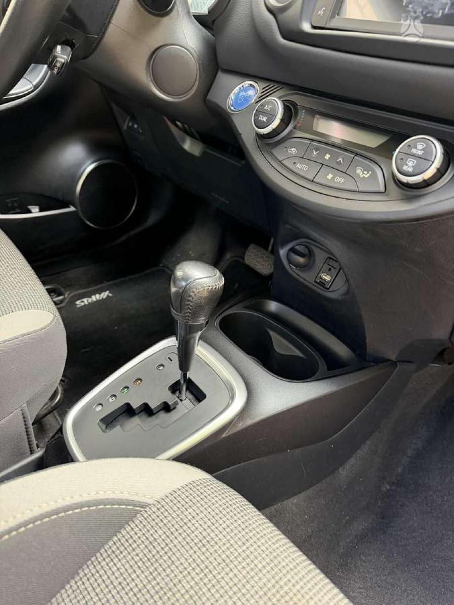 Yellow Toyota Yaris 2019 in Kaunas, with an engine capacity of 1.50 L and mileage of 121 thousand km for 6999 €, photo 20 on AUTOMOTO.COM.LV