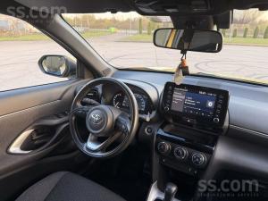 Yellow Toyota Yaris 2021 in Ludza, with an engine capacity of 1.50 L and mileage of 59 thousand km for 17000 €, photo 7 on AUTOMOTO.COM.LV
