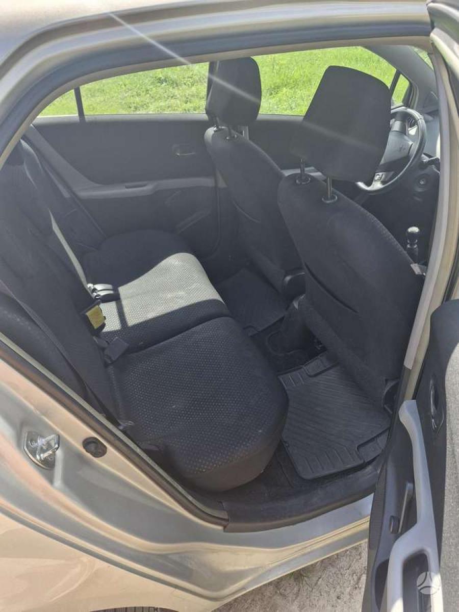 Dzeltens Toyota Yaris 2011 Kauņa, ar dzinēja tilpumu 1.33 L un nobraukumu 192 tūkst. km par 1000 €, foto 3 vietnē AUTOMOTO.COM.LV
