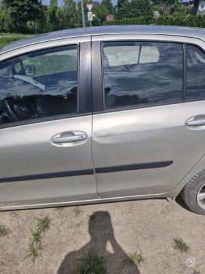Dzeltens Toyota Yaris 2011 Kauņa, ar dzinēja tilpumu 1.33 L un nobraukumu 192 tūkst. km par 1000 €, foto 9 vietnē AUTOMOTO.COM.LV