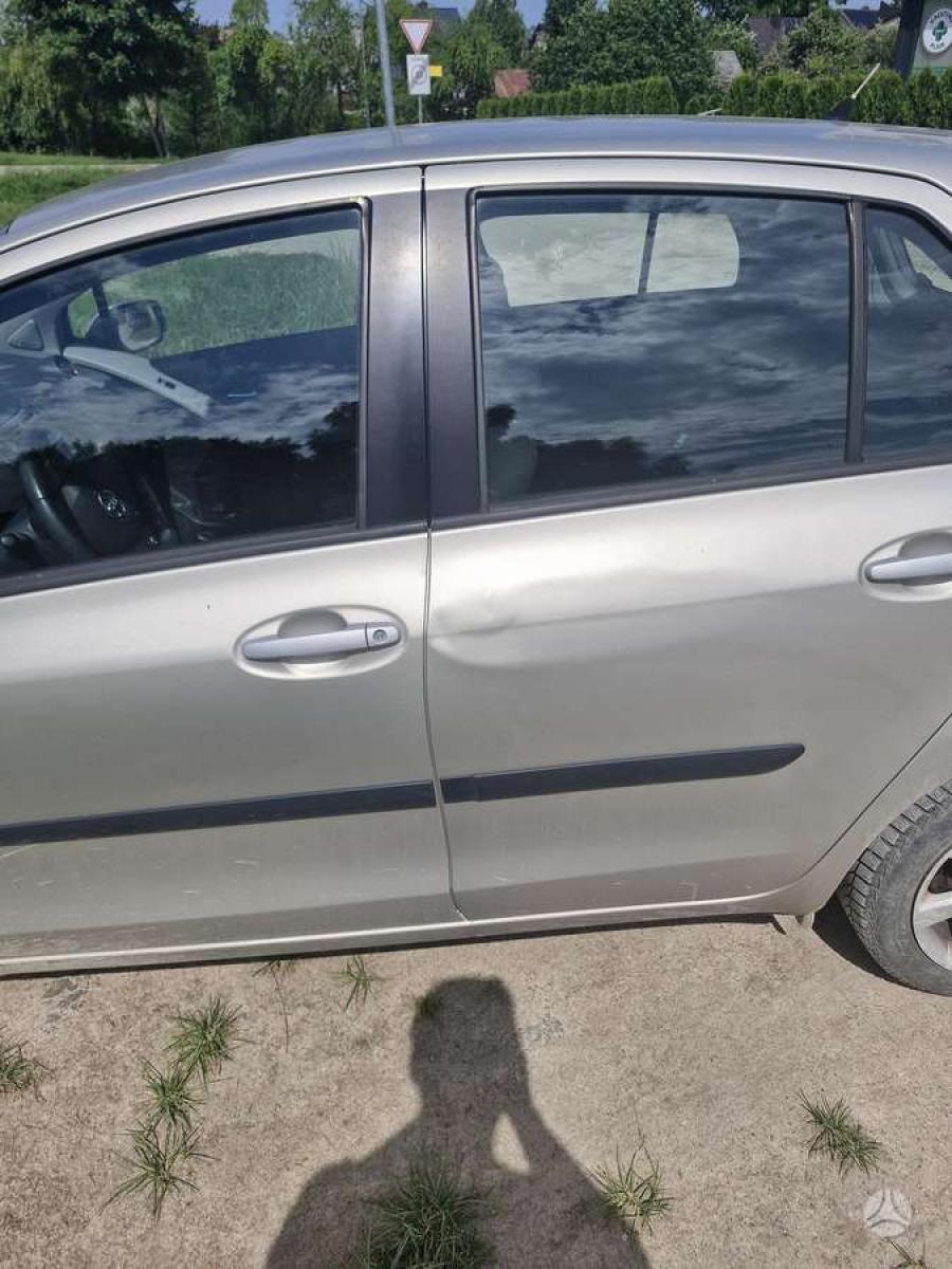 Dzeltens Toyota Yaris 2011 Kauņa, ar dzinēja tilpumu 1.33 L un nobraukumu 192 tūkst. km par 1000 €, foto 9 vietnē AUTOMOTO.COM.LV