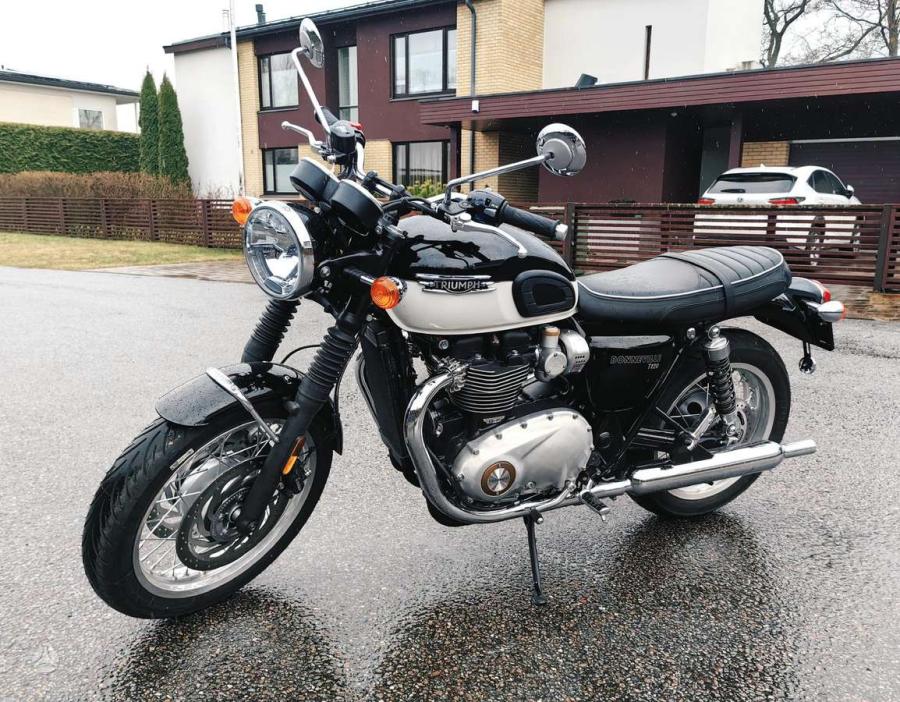 Melns Triumph Bonneville 2024 Tallina, ar dzinēja tilpumu 1.20 L un nobraukumu 42 tūkst. km par 11500 €, foto 7 vietnē AUTOMOTO.COM.LV