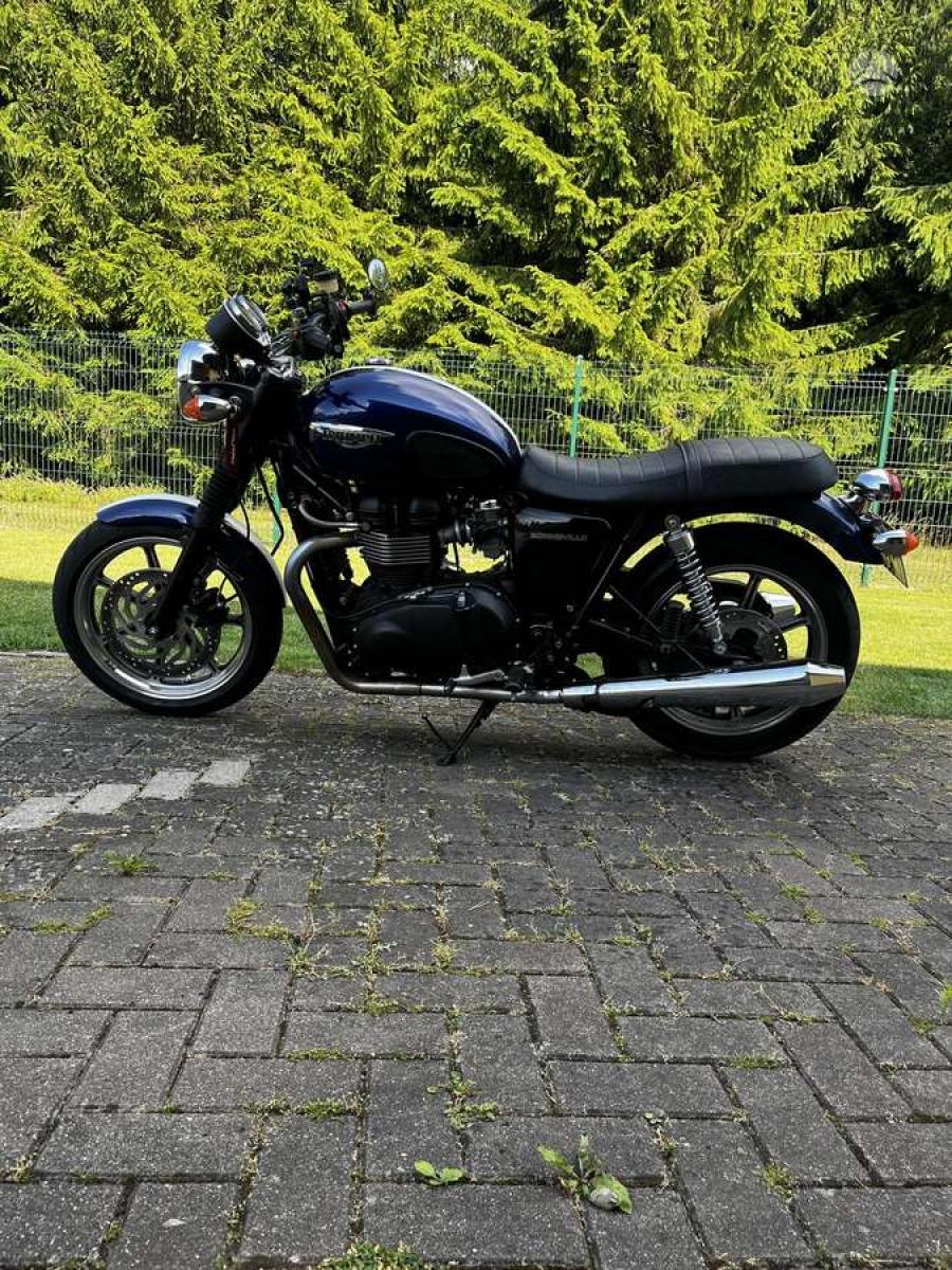 Blue Triumph Bonneville 2010 in Panevezys, with an engine capacity of 0.90 L and mileage of 19 thousand km for 4900 €, photo 3 on AUTOMOTO.COM.LV