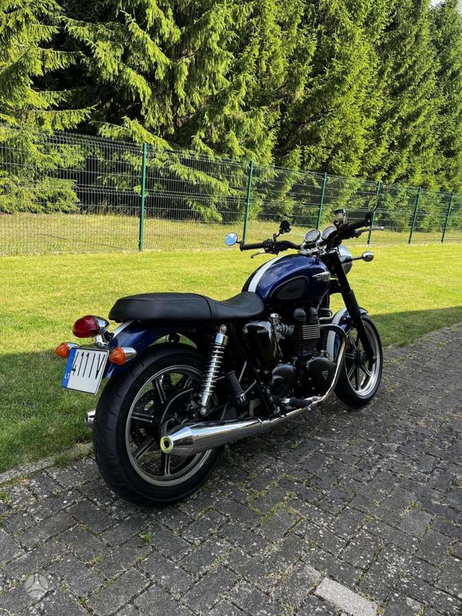 Blue Triumph Bonneville 2010 in Panevezys, with an engine capacity of 0.90 L and mileage of 19 thousand km for 4900 €, photo 5 on AUTOMOTO.COM.LV