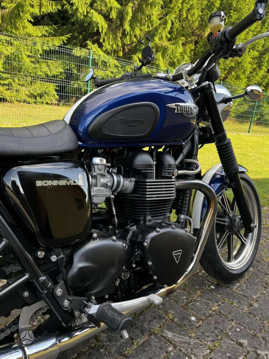Blue Triumph Bonneville 2010 in Panevezys, with an engine capacity of 0.90 L and mileage of 19 thousand km for 4900 €, photo 6 on AUTOMOTO.COM.LV