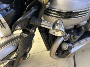 Pelēks Triumph Bonneville 2018 Radviliškis, ar dzinēja tilpumu 1.20 L un nobraukumu 45 tūkst. km par 4650 €, foto 15 vietnē AUTOMOTO.COM.LV