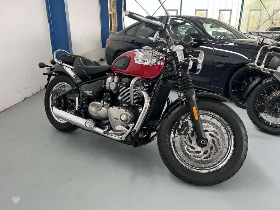Красный Триумф Bonneville 2023 в Вильнюс, объемом двигателя 1.20 л и пробегом 1 тыс. км за 9700 €, фото 1 на AUTOMOTO.COM.LV